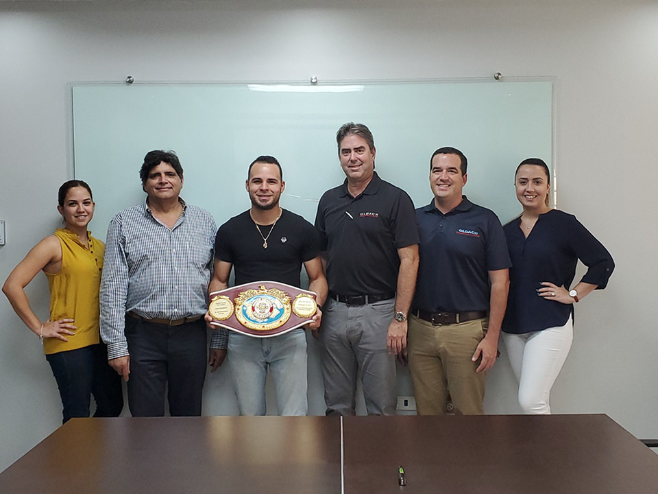 Visita de Yomar “The Magic” Alamo a nuestras oficinas en Cataño – Oldach